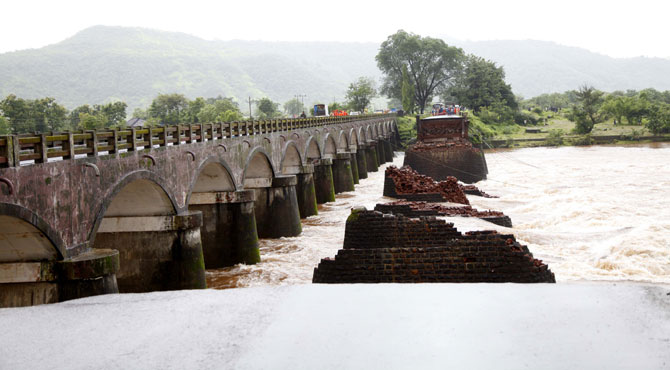 PHOTOS: LIVE Rescue operation in Mahad on savitri river | Loksatta